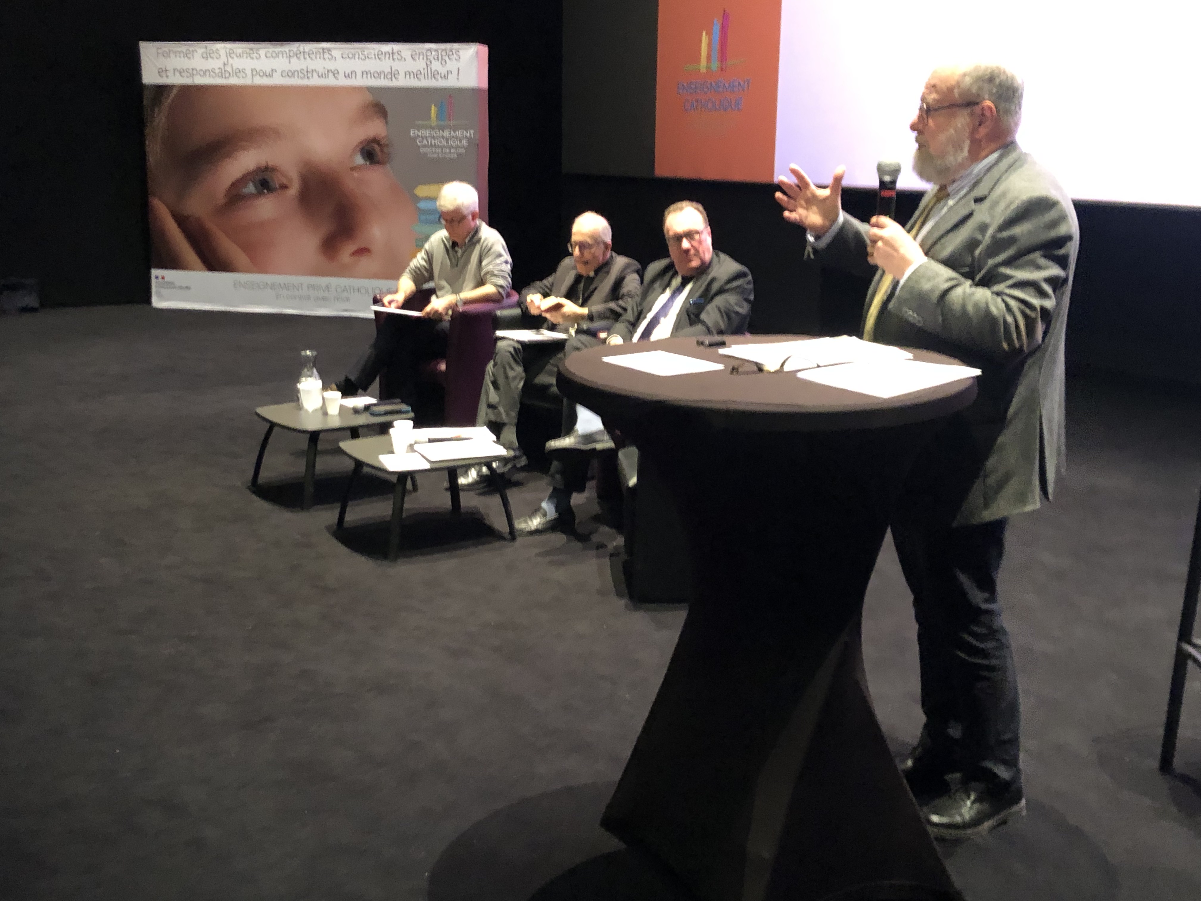 Une belle conférence sur une éducation chrétienne